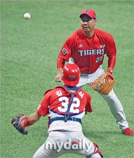 [WC 1차전] '악몽의 5회' KIA, WC 최다 실책 신기록 : 네이트 스포츠