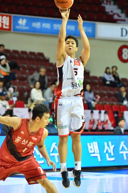 '허훈-랜드리 활약' KT, KGC 꺾고 시즌 첫 승 : 네이트 스포츠