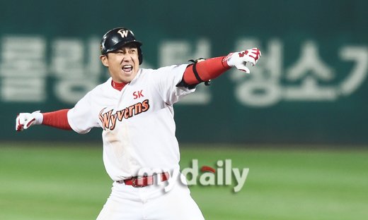 [PO] 'PO MVP' SK 김강민 "11회에 수비 나갈 힘이 없었다" : 네이트 스포츠