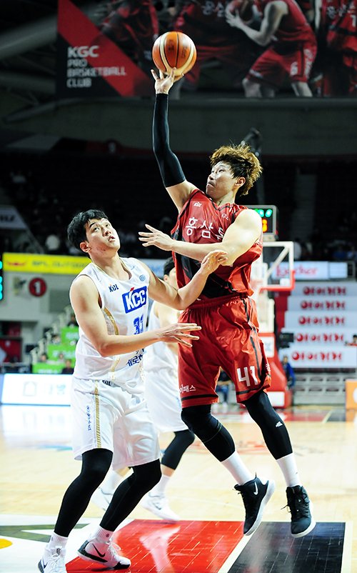 '오세근 더블 더블' KGC, KCC에 진땀승…공동 3위 도약 : 네이트 스포츠