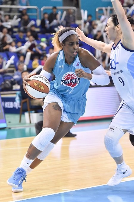 '파커 23점·16R' 하나은행, 신한은행 39점차 완파…시즌 첫 승 : 네이트 스포츠