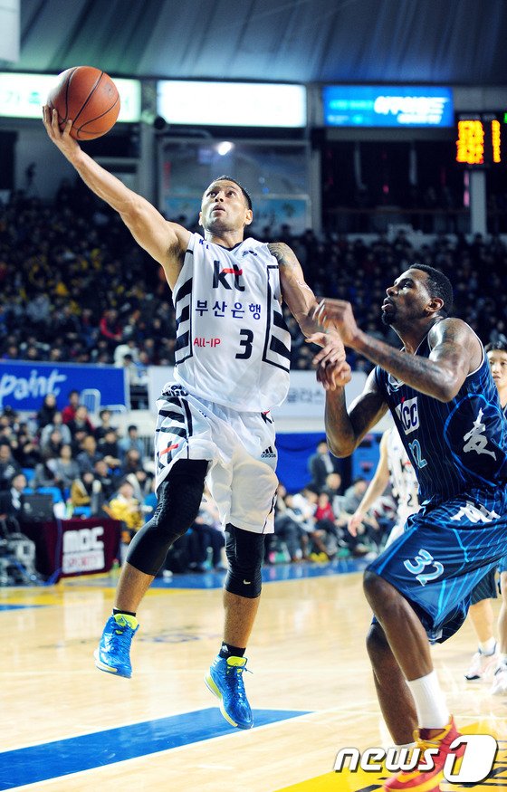 [프로농구] '전태풍 맹활약' KT, KCC잡고 3연승 : 네이트 스포츠