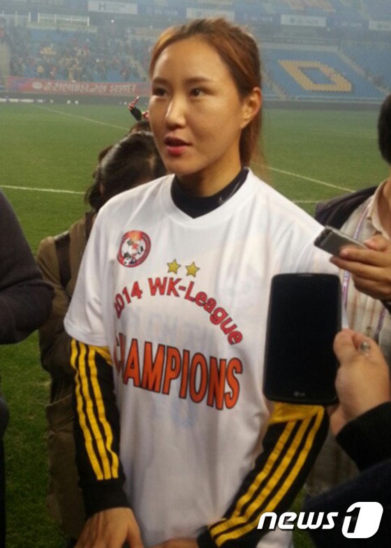 WK리그 MVP 김정미, "넘어져도 다시 뛰어준 선수들에게 감사" : 네이트 스포츠