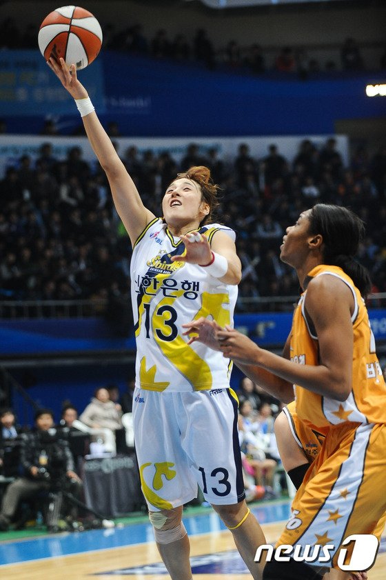 [WKBL] 신한은행, KB스타즈에 역전승…3연승 행진 : 네이트 스포츠