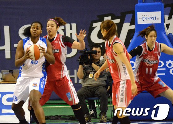 [WKBL] '굿렛 19점' 우리은행, 개막 최다 10연승 신기록 달성 : 네이트 스포츠