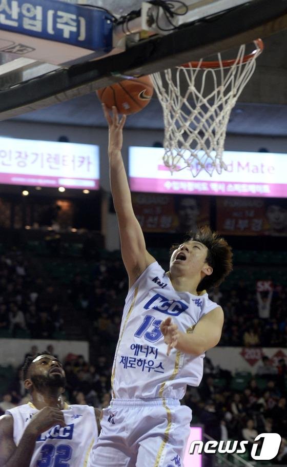 '부상 병동' KCC, SK 원정서 1066일 만에 승리 : 네이트 스포츠