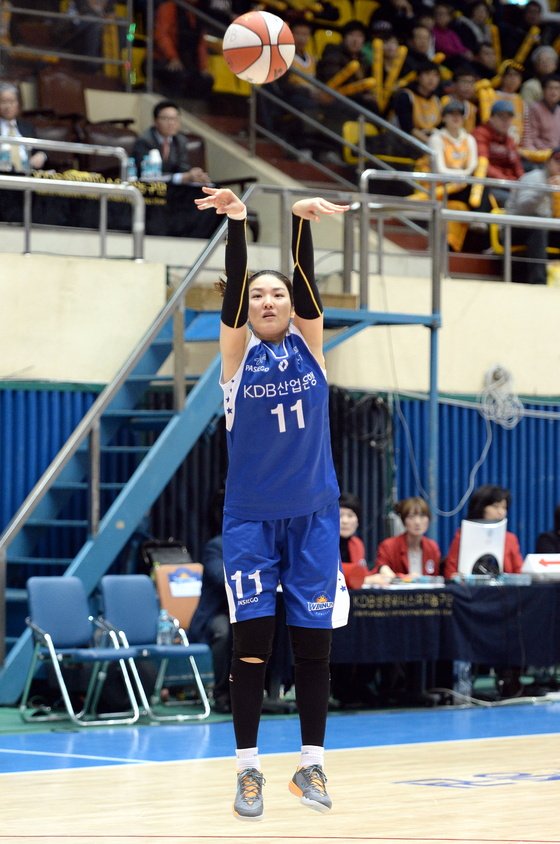 [WKBL] '이연화 19득점' KDB, KB 꺾고 분위기 반전…2연패 탈출 : 네이트 스포츠