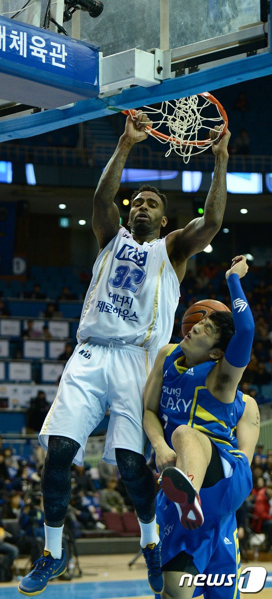 KCC, 삼성 상대로 힘겹게 연패 탈출 성공 : 네이트 스포츠