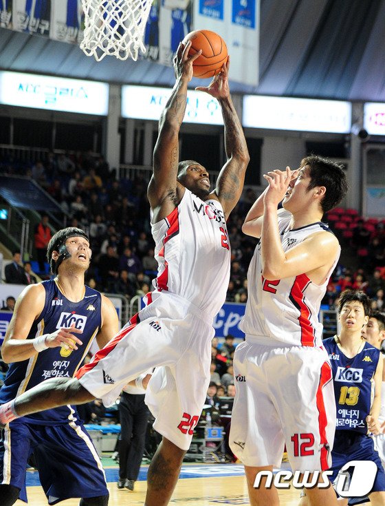 [프로농구] '라틀리프 맹폭' 모비스, KCC 잡고 2연패 탈출(종합) : 네이트 스포츠