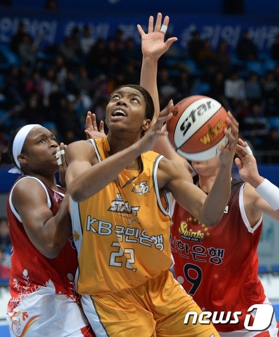 [WKBL] '비키바흐 더블더블' KB스타즈, KDB생명 잡고 2연승 : 네이트 스포츠