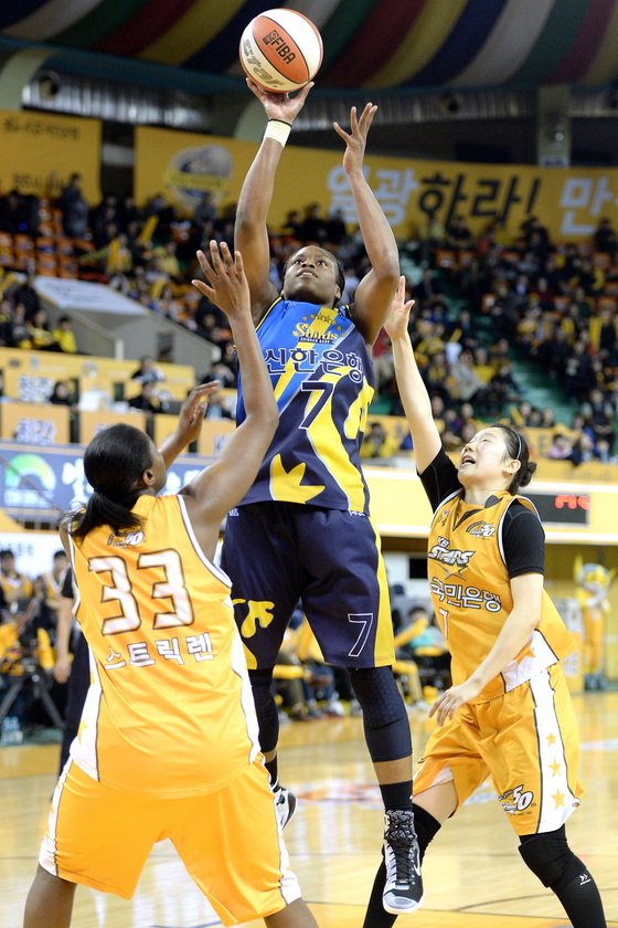 [WKBL] '크리스마스 37득점' 신한은행, KB제압 : 네이트 스포츠