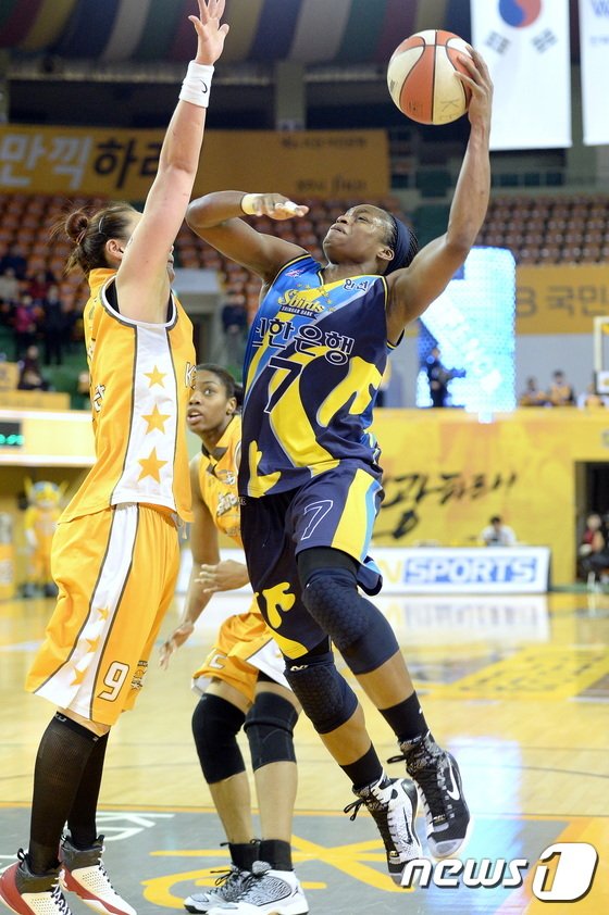 [WKBL] '크리스마스 30득점' 신한은행, KB스타즈 꺾고 2위 확정 : 네이트 스포츠