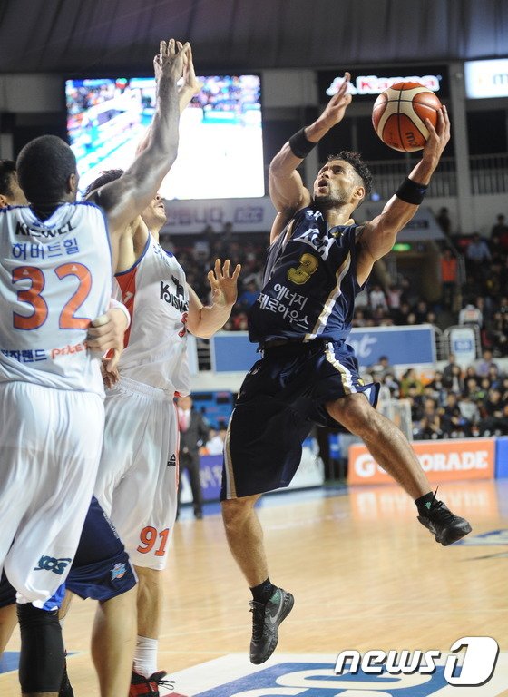 [프로농구] 에밋 20점 폭발…KCC, 전자랜드 제압 : 네이트 스포츠