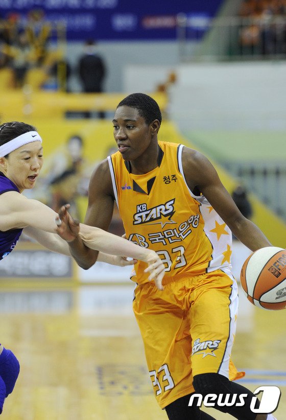 [WKBL] '하워드 22득점' KB, 선두 우리은행 제압…홈 3연패 탈출 : 네이트 스포츠
