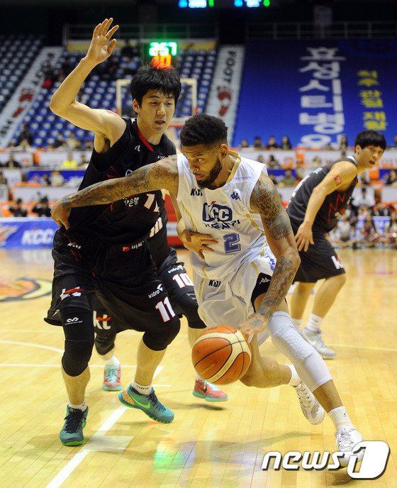 [프로농구] '에밋 35점 폭발' KCC, kt잡고 3연승 질주 : 네이트 스포츠