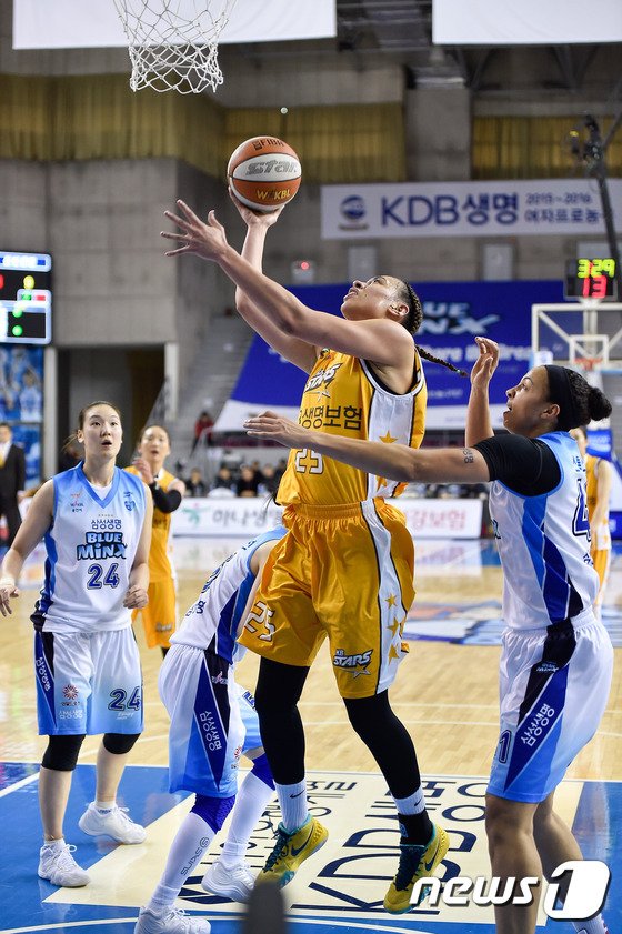 [WKBL] '햄비 31점 22리바운드' KB스타즈, 삼성잡고 단독 4위 : 네이트 스포츠