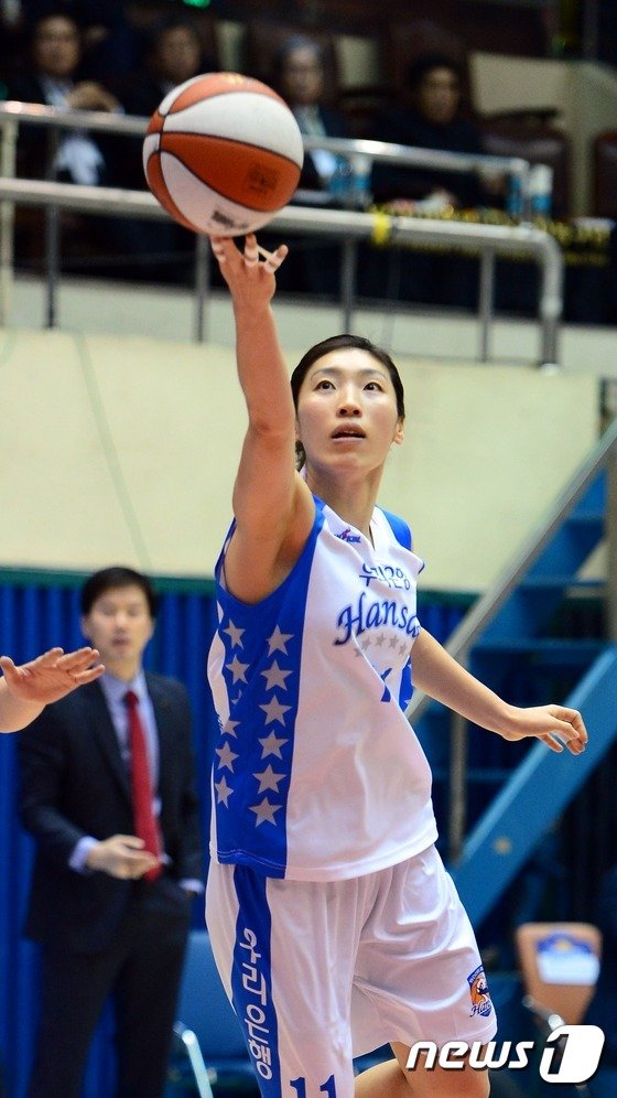 [WKBL] '임영희 28득점' 우리은행, KB 꺾고 파죽의 12연승 : 네이트 스포츠