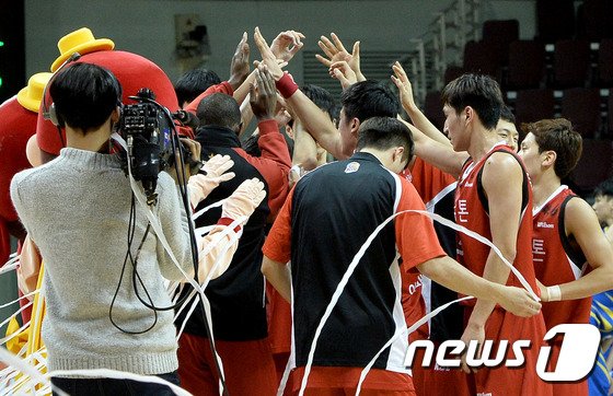 기뻐하는 KGC인삼공사 : 네이트 뉴스