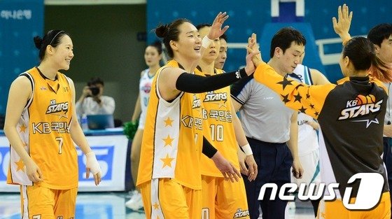 KB, KEB 잡고 플레이오프 1차전 승리 : 네이트 스포츠