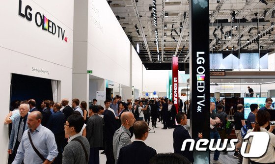 IFA2016 LG전자 부스 찾은 관람객들 : 네이트 뉴스