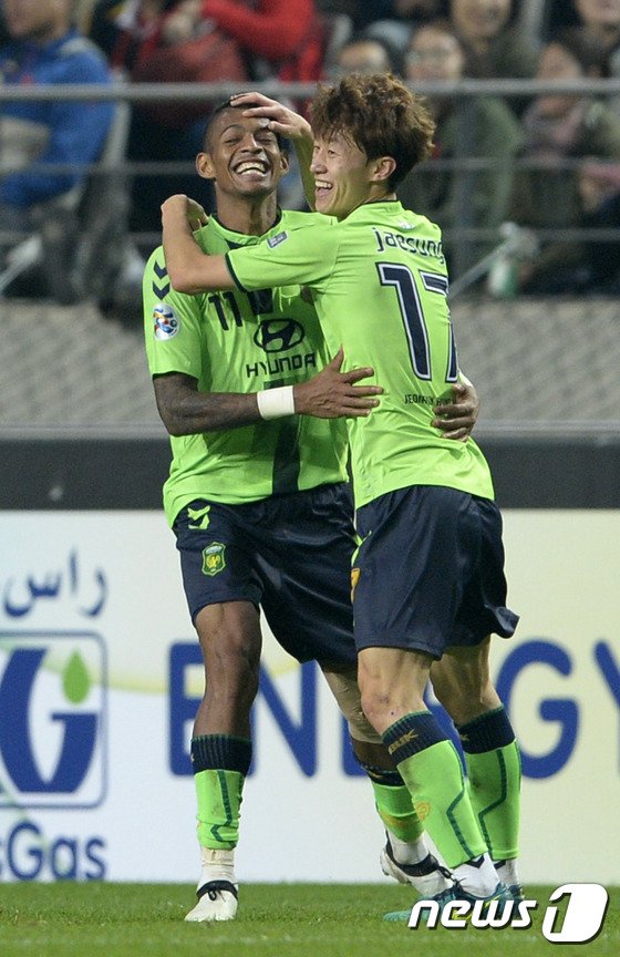 [ACL] 졌지만 웃은 전북, 서울 꺾고 5년 만에 결승 진출 : 네이트 스포츠