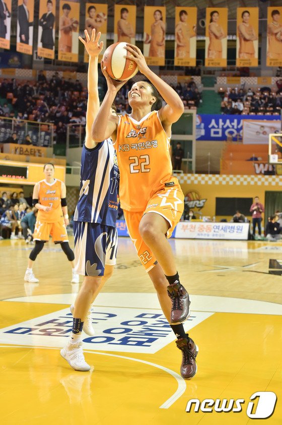 [WKBL] '피어슨 27득점' KB스타즈, 신한은행 잡고 공동 4위 : 네이트 스포츠