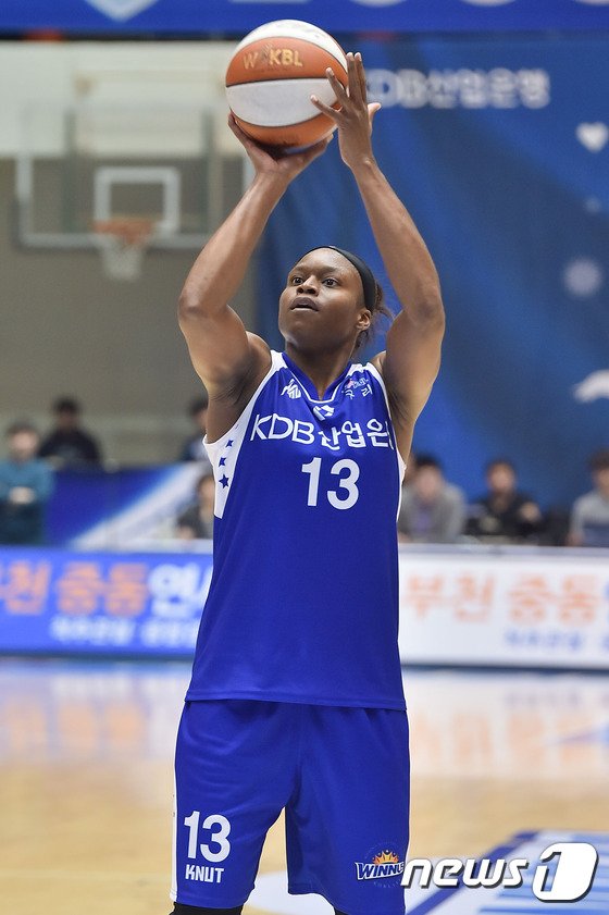 [WKBL] '크리스마스 27득점' KDB생명, KEB하나 잡고 5연패 탈출 : 네이트 스포츠