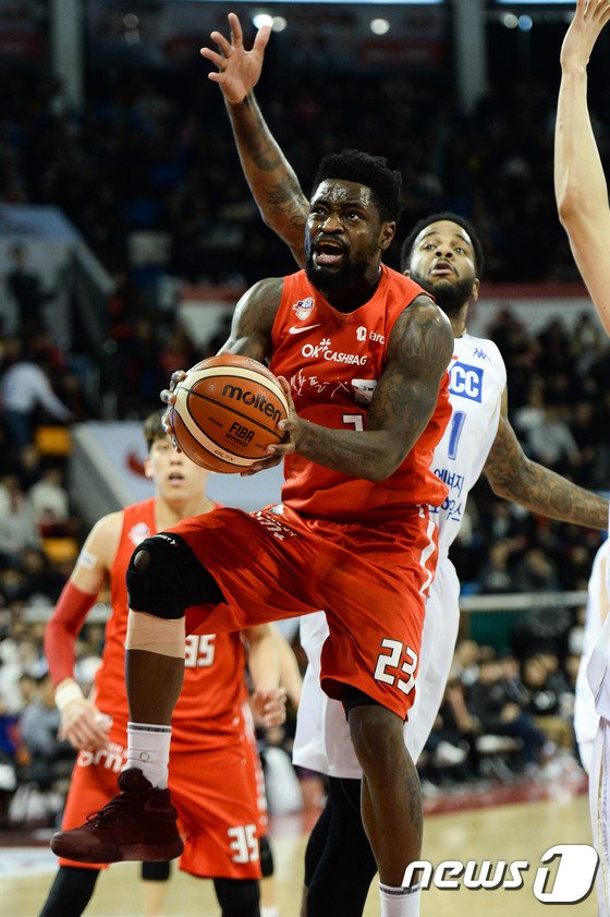 [프로농구] '화이트 31득점' SK, KCC 잡고 4연패 탈출 : 네이트 스포츠
