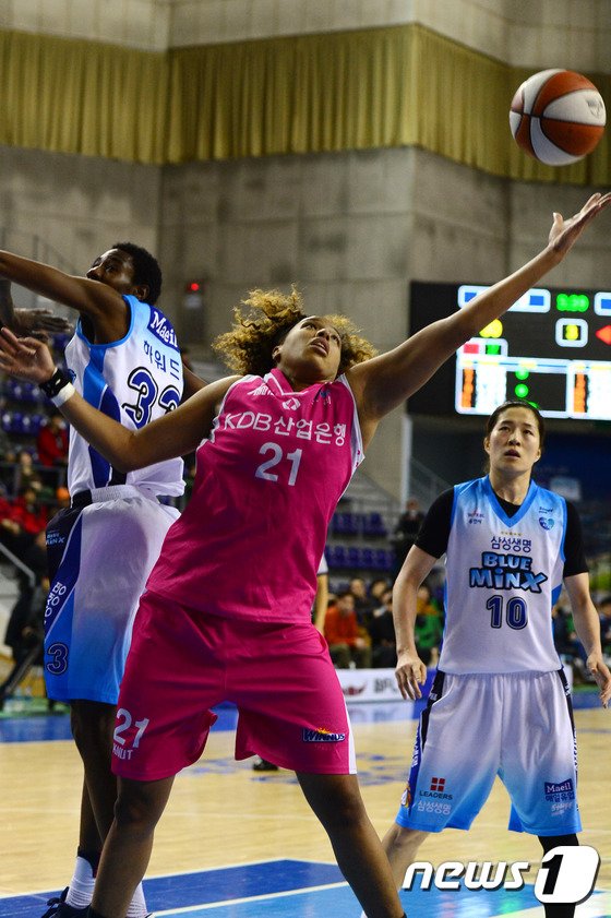 [WKBL] '하킨스 20득점' KDB생명, 삼성생명 잡고 3연패 탈출 : 네이트 스포츠