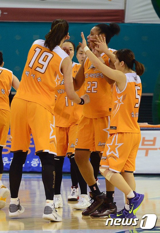 [WKBL] '강아정 결승골' KB, 하나은행에 대역전승…3연승 : 네이트 스포츠