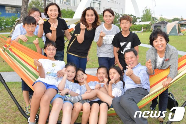 [풍경] 캠핑장으로 변한 광주시청 잔디광장 : 네이트 뉴스