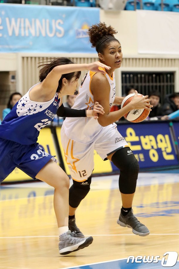 '단타스 25득점' KB, KDB생명 누르고 단독선두 복귀 : 네이트 스포츠