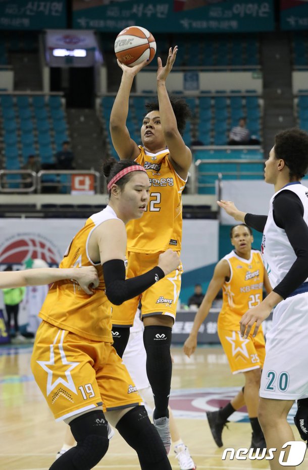 '단타스 25득점' KB, KEB하나은행 잡고 10연승…선두 추격 : 네이트 스포츠