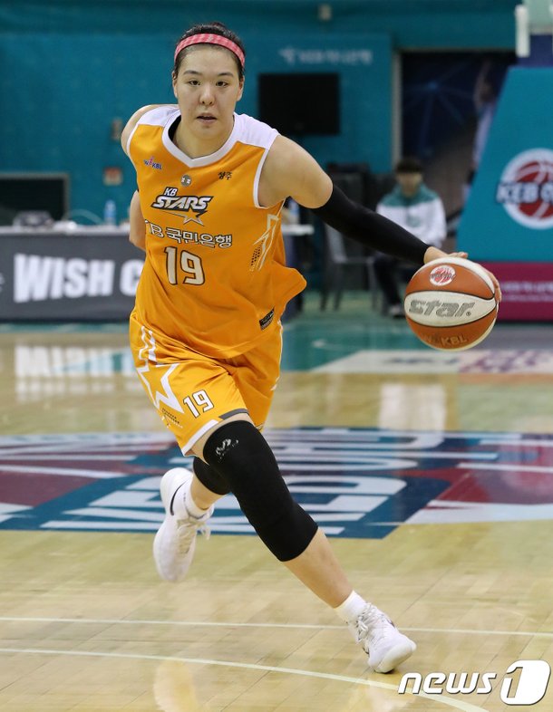 '박지수 더블더블' KB, KDB생명 제압…11연승 행진 : 네이트 스포츠