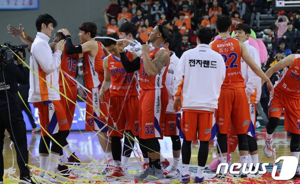 전자랜드, KCC에 100대93 승리 : 네이트 스포츠