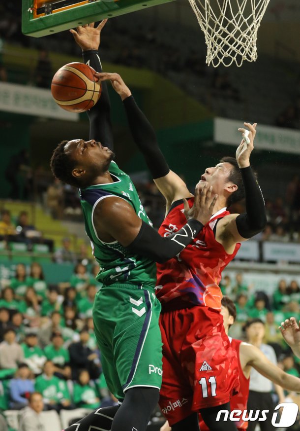 [프로농구 화보] 원주DB, 안양KGC 94-73으로 꺾어 : 네이트 뉴스