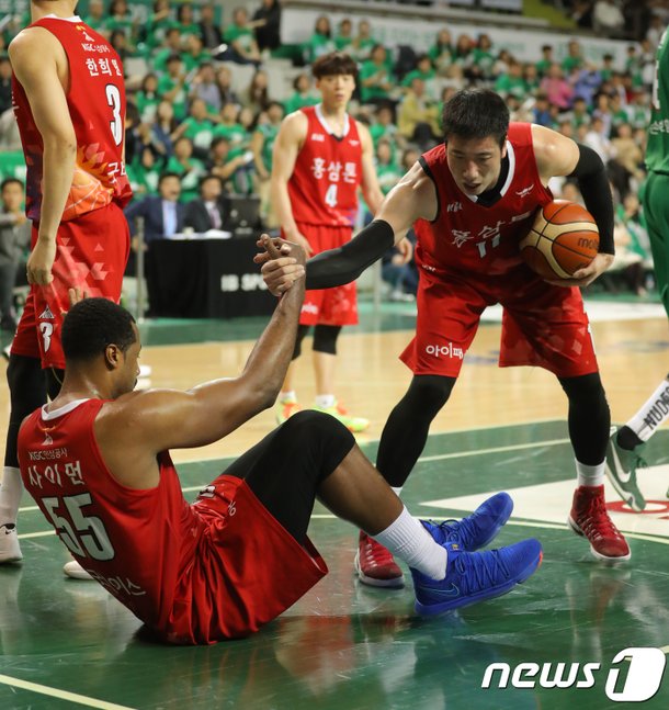 [프로농구 화보] 원주DB, 안양KGC 94-73으로 꺾어 : 네이트 뉴스