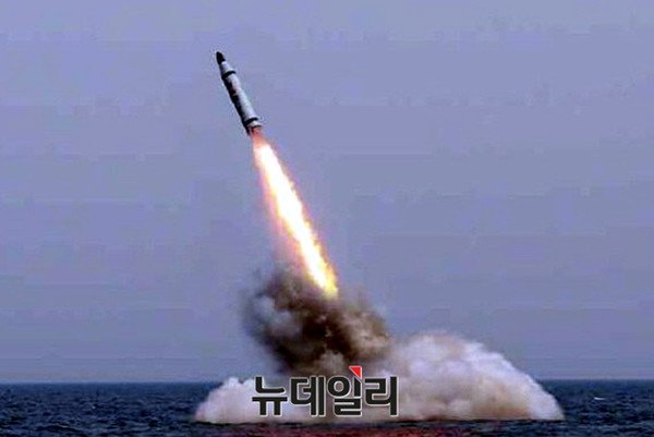 軍 "북한 SLBM 30㎞ 비행하다 떨어져…실패한 듯" : 네이트 뉴스