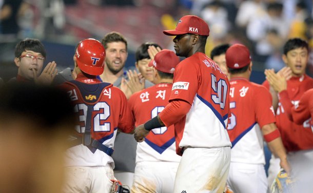 KIA 타이거즈 '시즌 50승 선착'…5G연속 두 자릿수 득점, KBO 신기록, 이명기는 4안타 : 네이트 스포츠