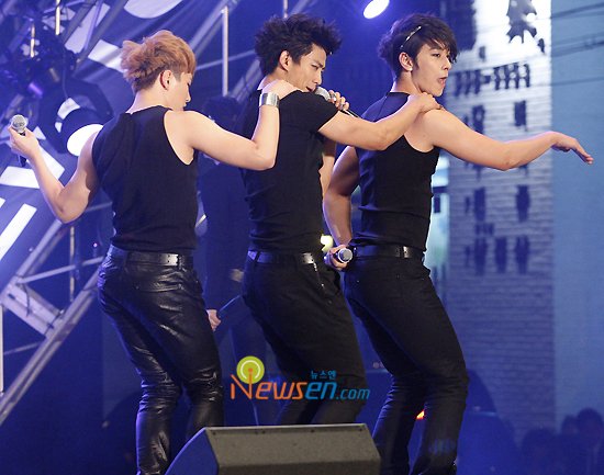 [포토엔]‘2PM’ 준호-택연-찬성, ‘아찔한 뒤태’ : 네이트 연예
