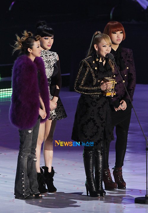 [포토엔]2NE1 ‘MAMA 대상 꿈만 같아요!’ : 네이트 연예