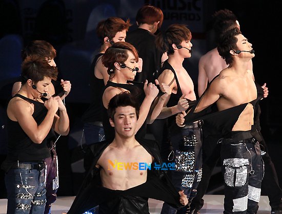 [포토엔]옷찢는 2PM ‘화끈하게 마무리!’ : 네이트 연예