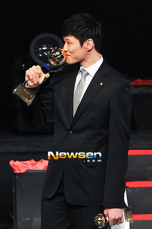 [포토엔]윤호영 MVP ‘기쁨의 입맞춤’ : 네이트 스포츠