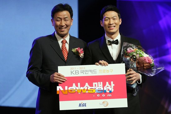 [포토엔]이정현, 식스맨상 수상 ‘믿어준 팀원들 고맙습니다’(KBL 시상식) : 네이트 스포츠