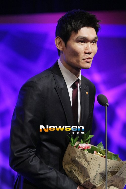 [포토엔]김주성, 최우수 수비상 수상 ‘수비에 집중한 보람있네요’(프로농구 시상식) : 네이트 스포츠