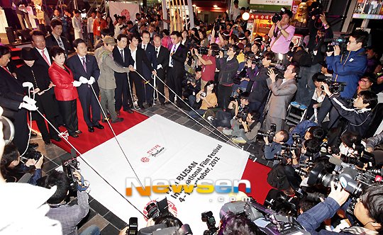 [포토엔]17th BIFF 전야제 ‘지난해 핸드프린팅 공개에 취재열기 후끈’ : 네이트 연예