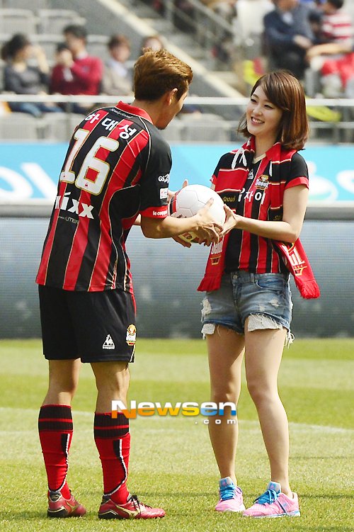 [포토엔]신아영 아나운서 미모에 시선 사로잡인 하대성(서울 인천) : 네이트 스포츠