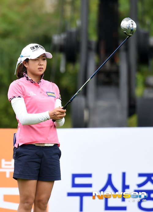 [포토엔]이솔라 '에임은 신중하게' (KLPGA 넵스) : 네이트 스포츠