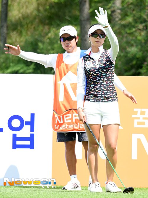 [포토엔]허윤경 '잠시만요! 움직이지 마세요' (KLPGA 넵스) : 네이트 스포츠