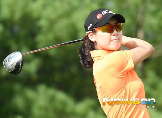 [포토엔]'단독선두' 이정민 '우승은 내거야' (KLPGA 넵스) : 네이트 스포츠